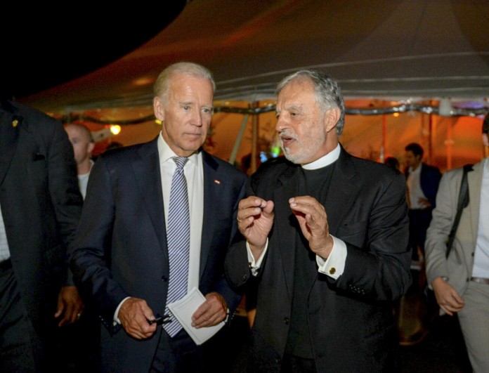 Η σύγκρουση του Father Alex (δήθεν εκλεκτού του Μπάιντεν) με τον Έντι ...